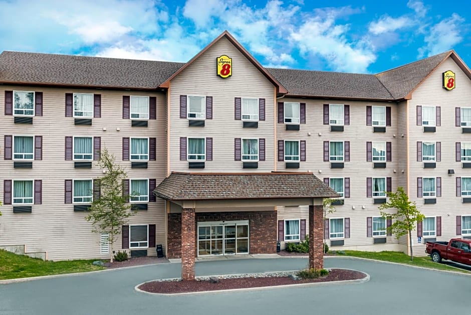 does super 8 have a pool